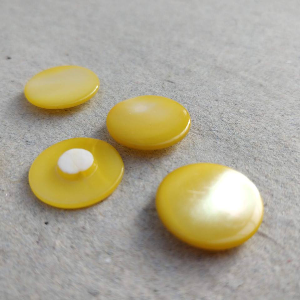 Gule perlemorsknapper, gammel knap, genbrug.